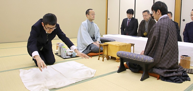 第44期棋王戦五番勝負 第1局 広瀬章人竜王 − 渡辺明棋王 ロックショウギ